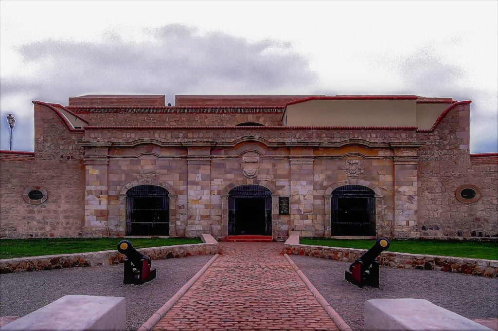 Visita a la histórica Fortaleza Real Felipe, Callao - Viajeros Ocultos