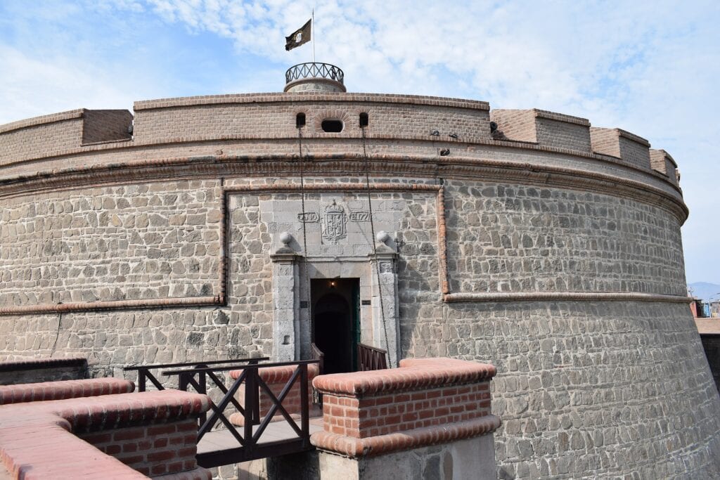 Visita a la histórica Fortaleza Real Felipe, Callao - Viajeros Ocultos
