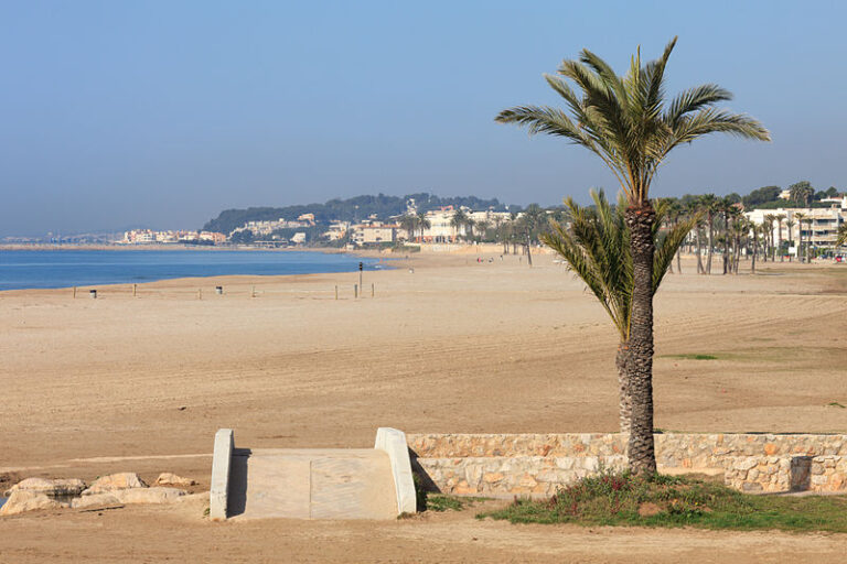 Paseo por el pueblo costero de Comarruga - Viajeros Ocultos