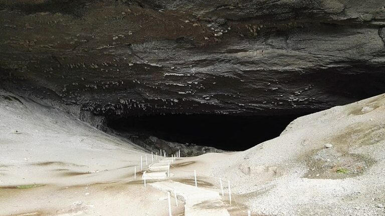 Recorriendo la Cueva del Milodón - Viajeros Ocultos
