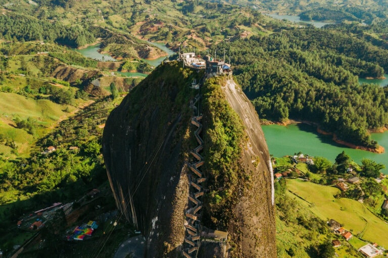 La increíble Piedra del Peñol, en Guatapé - Viajeros Ocultos
